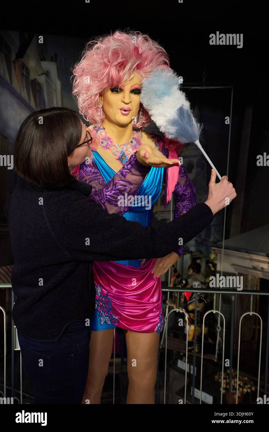 27 January 2026, Hamburg: Susanne Faerber (l), Managing Director ...