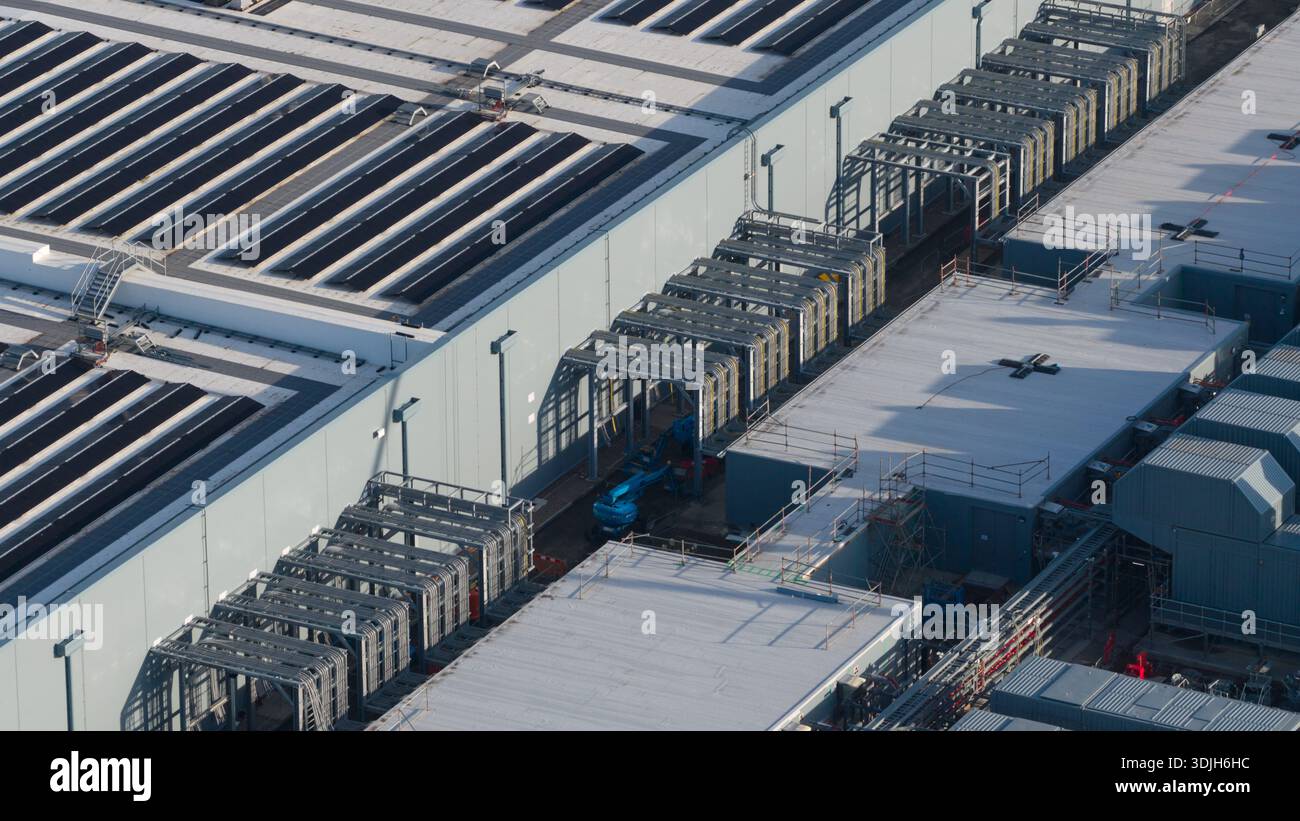 Industrial facility roof visible hi-res stock photography and images ...
