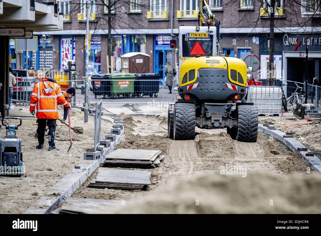 THE HAGUE - Road workers working outside. ROBIN UTRECHT /ANP ...