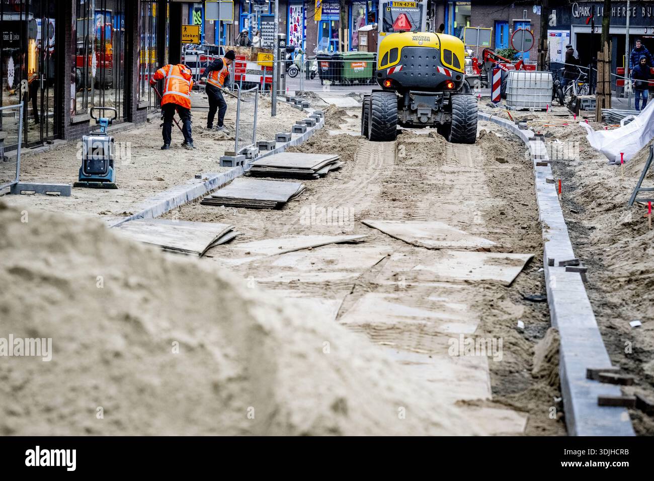 THE HAGUE - Road workers working outside. ROBIN UTRECHT /ANP ...