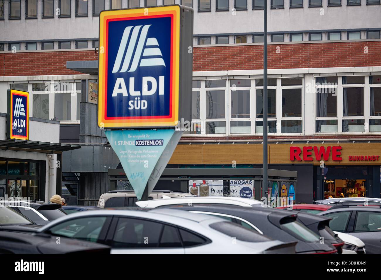 PRODUCTION - 26 January 2026, North Rhine-Westphalia, Cologne: A Rewe ...