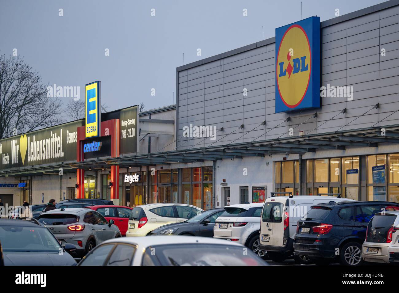 PRODUCTION - 26 January 2026, North Rhine-Westphalia, Cologne: An Edeka ...
