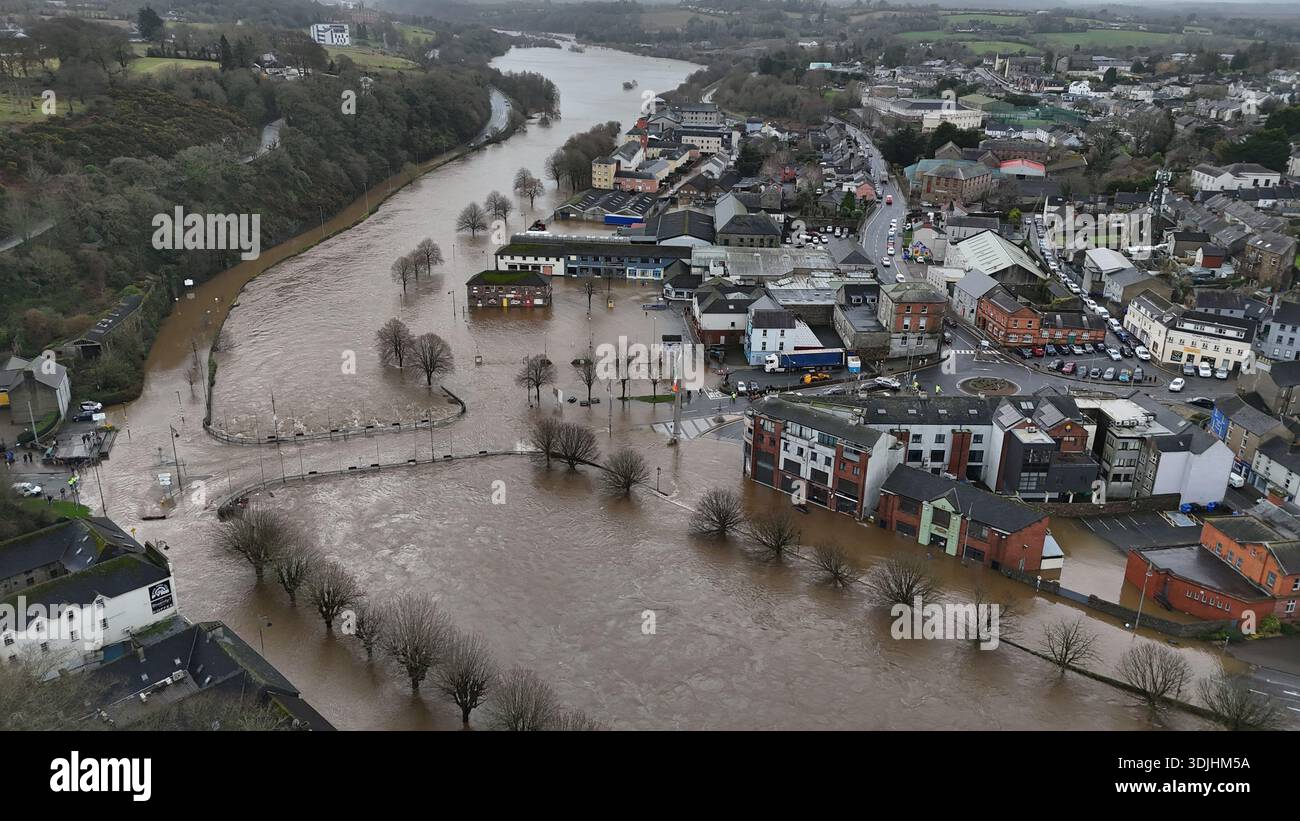 The River Slaney bursts its banks in Enniscorthy, Co Wexford. Hundreds ...