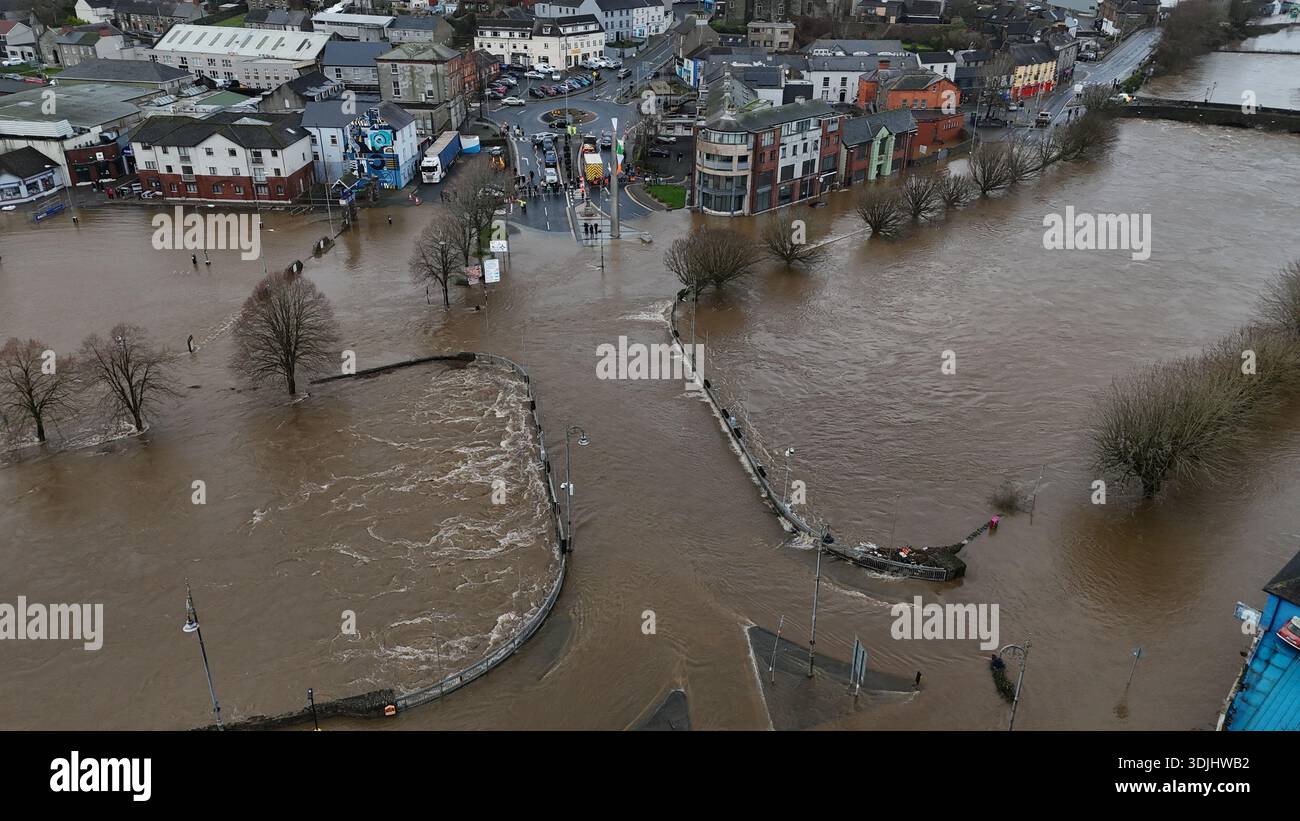 The River Slaney bursts its banks in Enniscorthy, Co Wexford. Hundreds ...