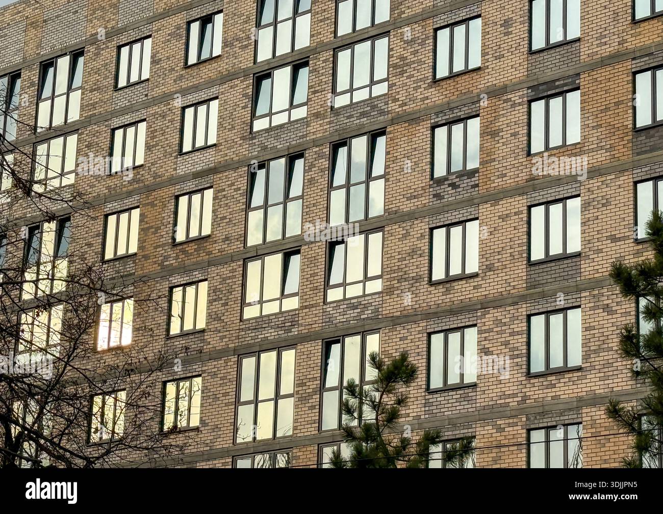 Building exterior multiple windows hi-res stock photography and images ...