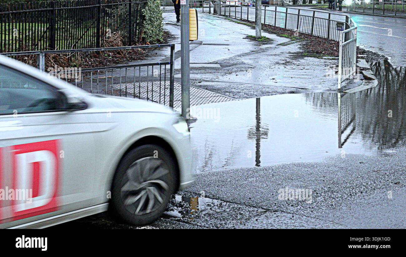 Glasgow, Scotland, UK. 27th January, 2026. UK Weather: Cold dark sky ...