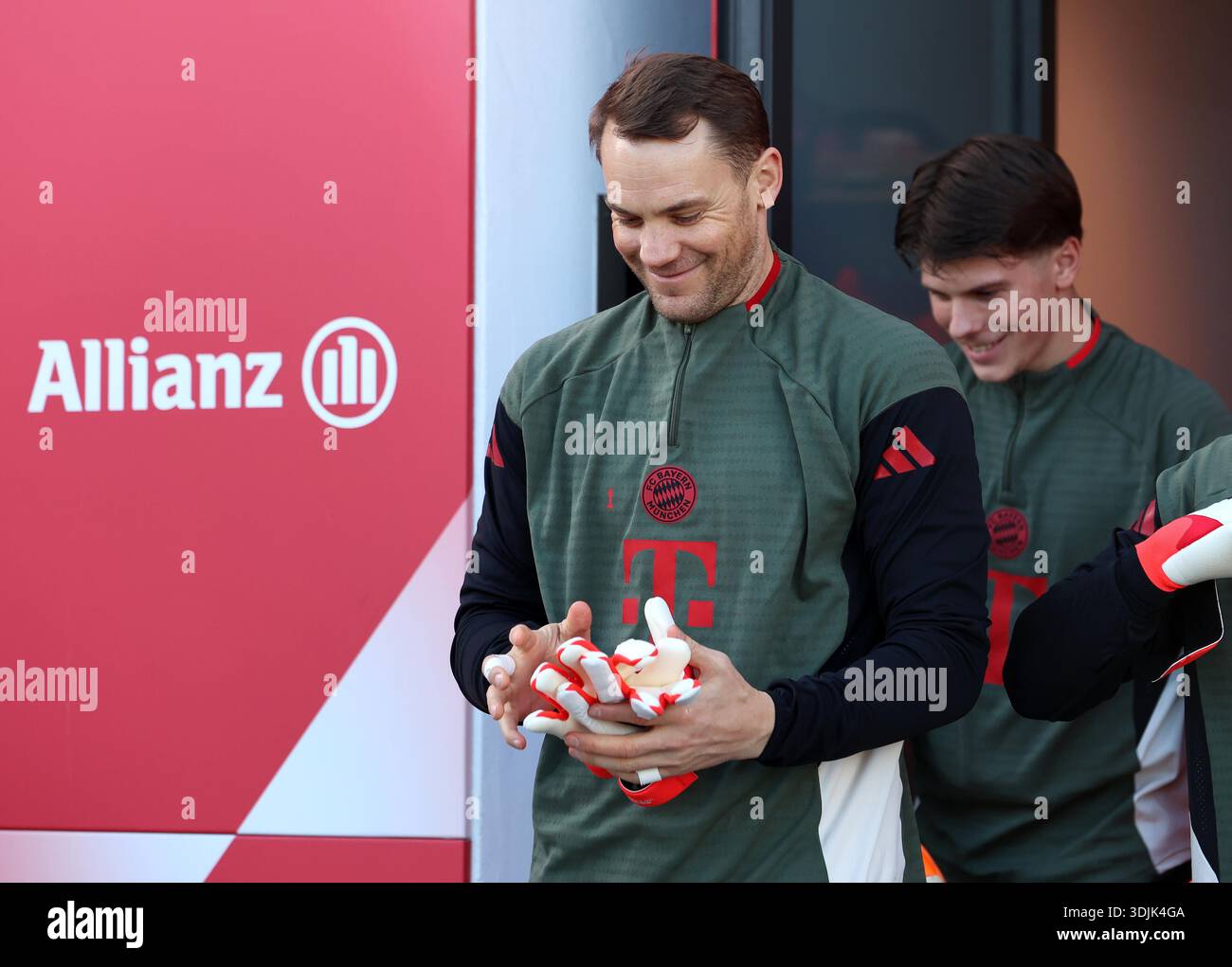 Manuel neuer fc bayern münchen auf dem weg zum trainingsplat hi-res ...