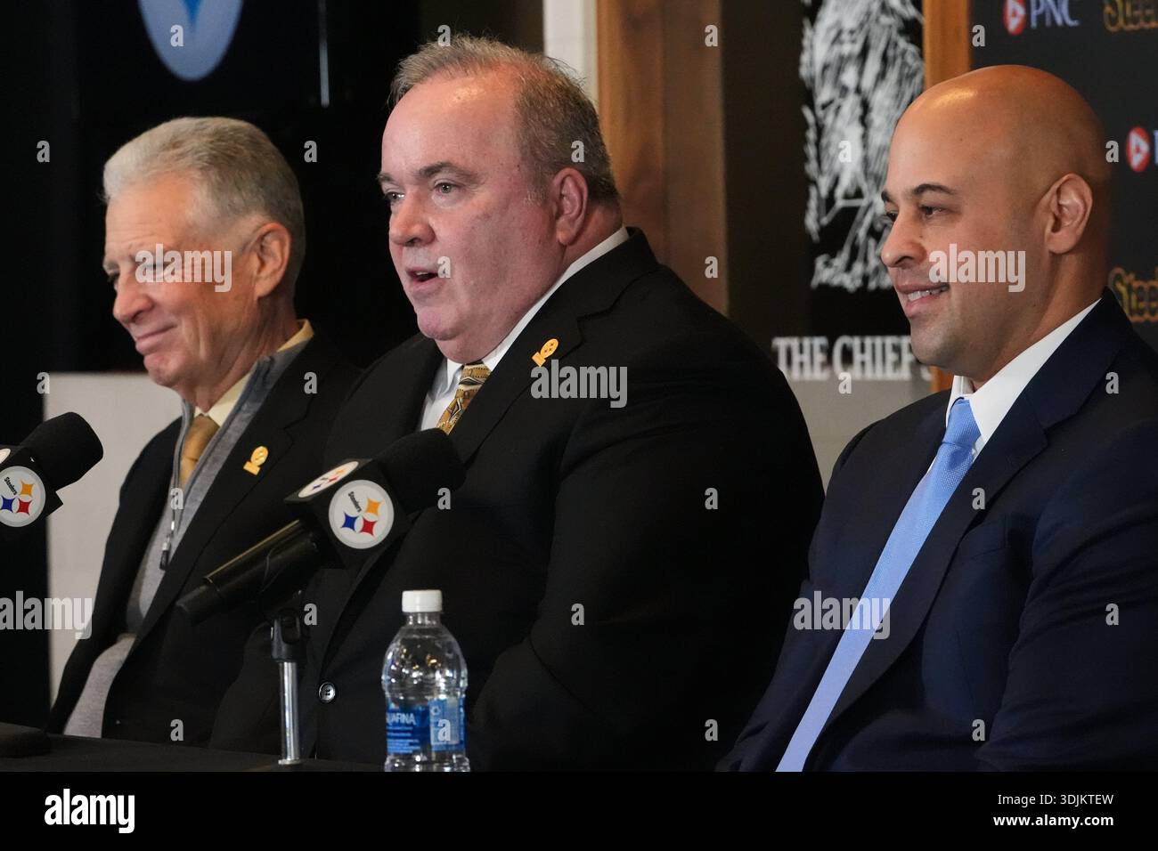 Mike McCarthy, center, meets with reporters after being introduced as ...