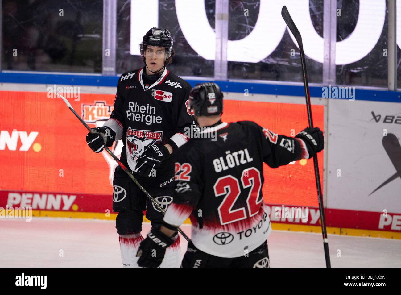 Gregor Macleod (Cologne Sharks, Forward, #89); Maximilian Glötzl ...