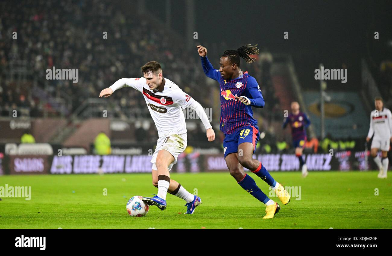 from left: Arkadiusz Pyrka, Yan Diomande (Leipzig) Hamburg, January 27 ...