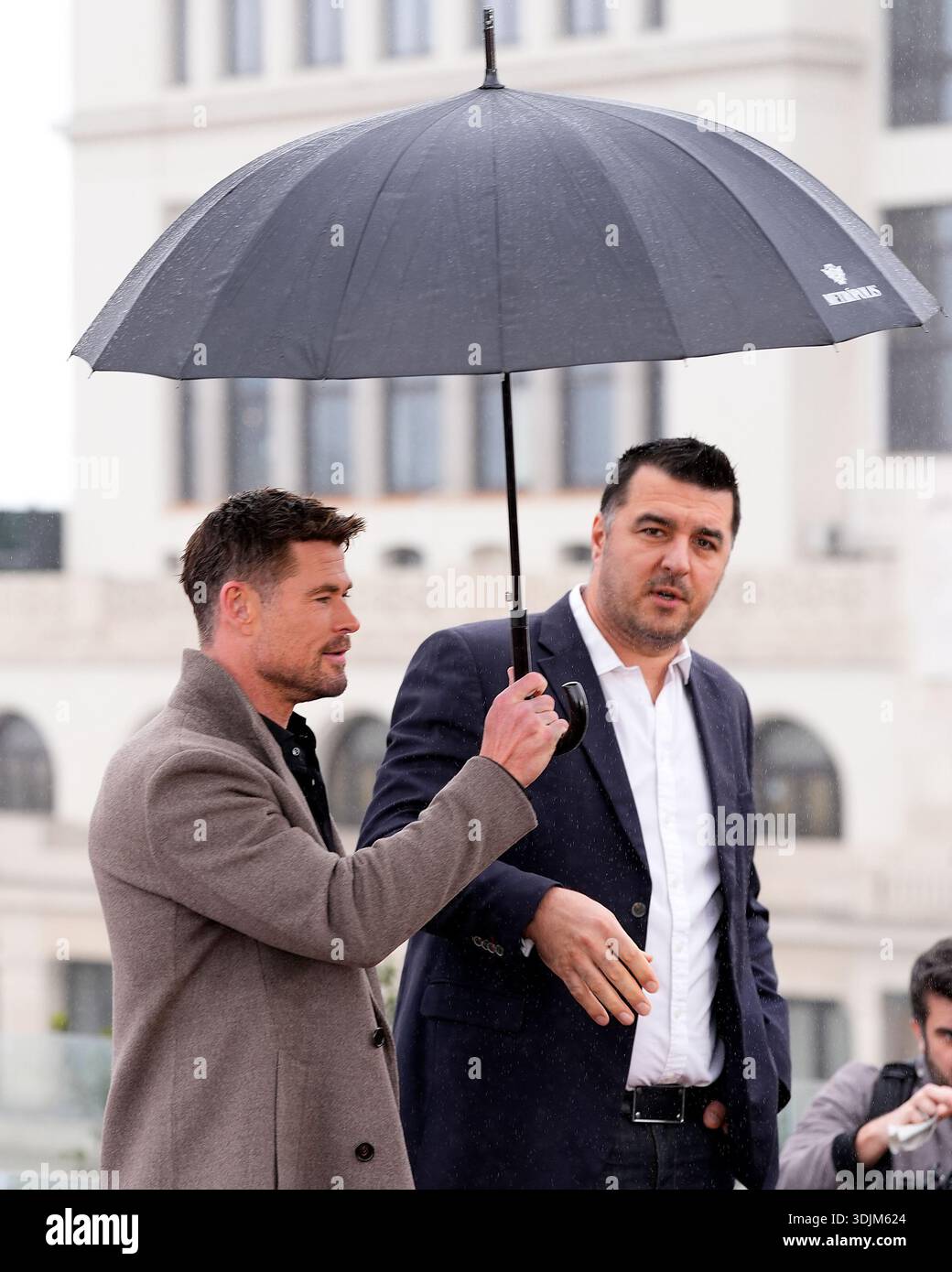 Actor Chris Hemsworth attends the 'Ruta De Escape'' (Crime 101 ...