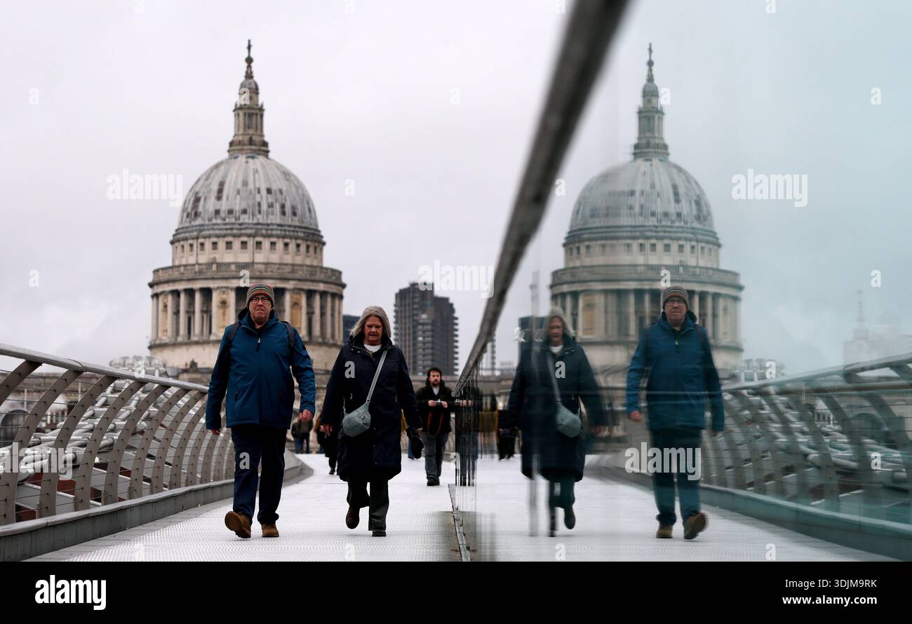 (260127) -- LONDON, Jan. 27, 2026 (Xinhua) -- People walk on the ...