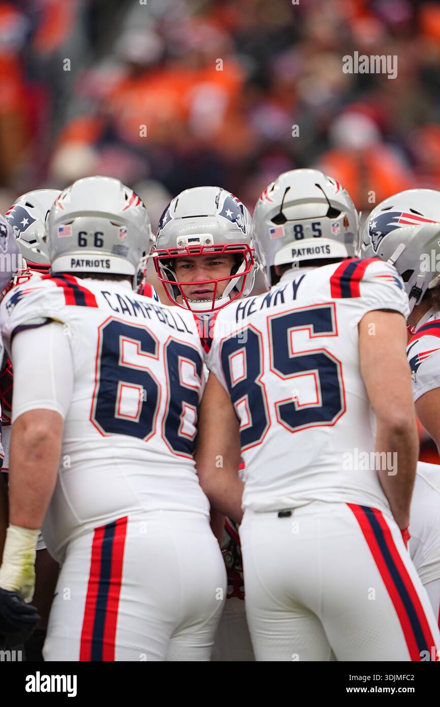 New England Patriots quarterback Drake Maye (10) in a huddle against ...