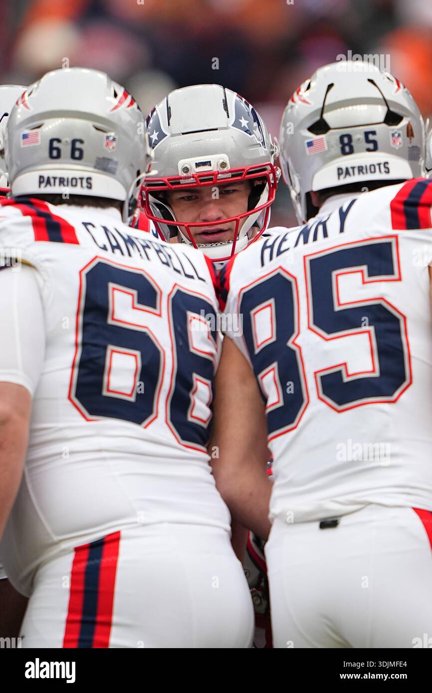 New England Patriots quarterback Drake Maye (10) in a huddle against ...