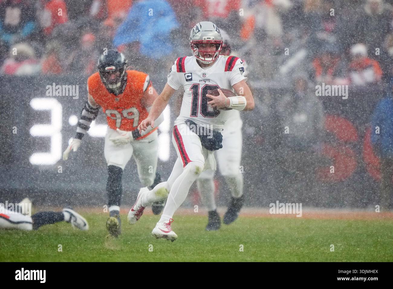 New England Patriots quarterback Drake Maye (10) runs the ball in the ...