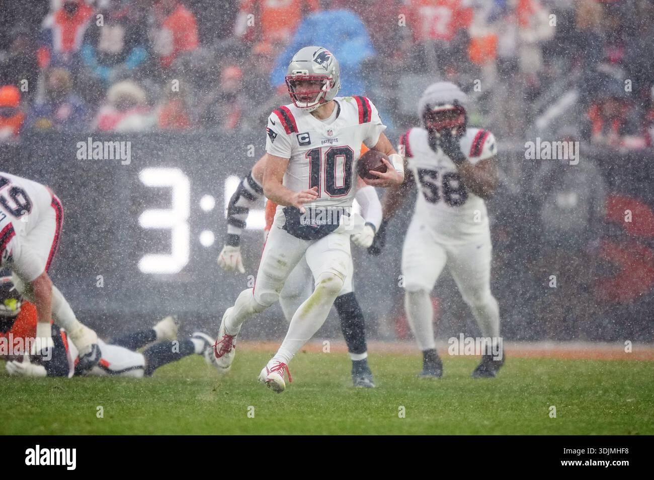 New England Patriots quarterback Drake Maye (10) runs the ball in the ...