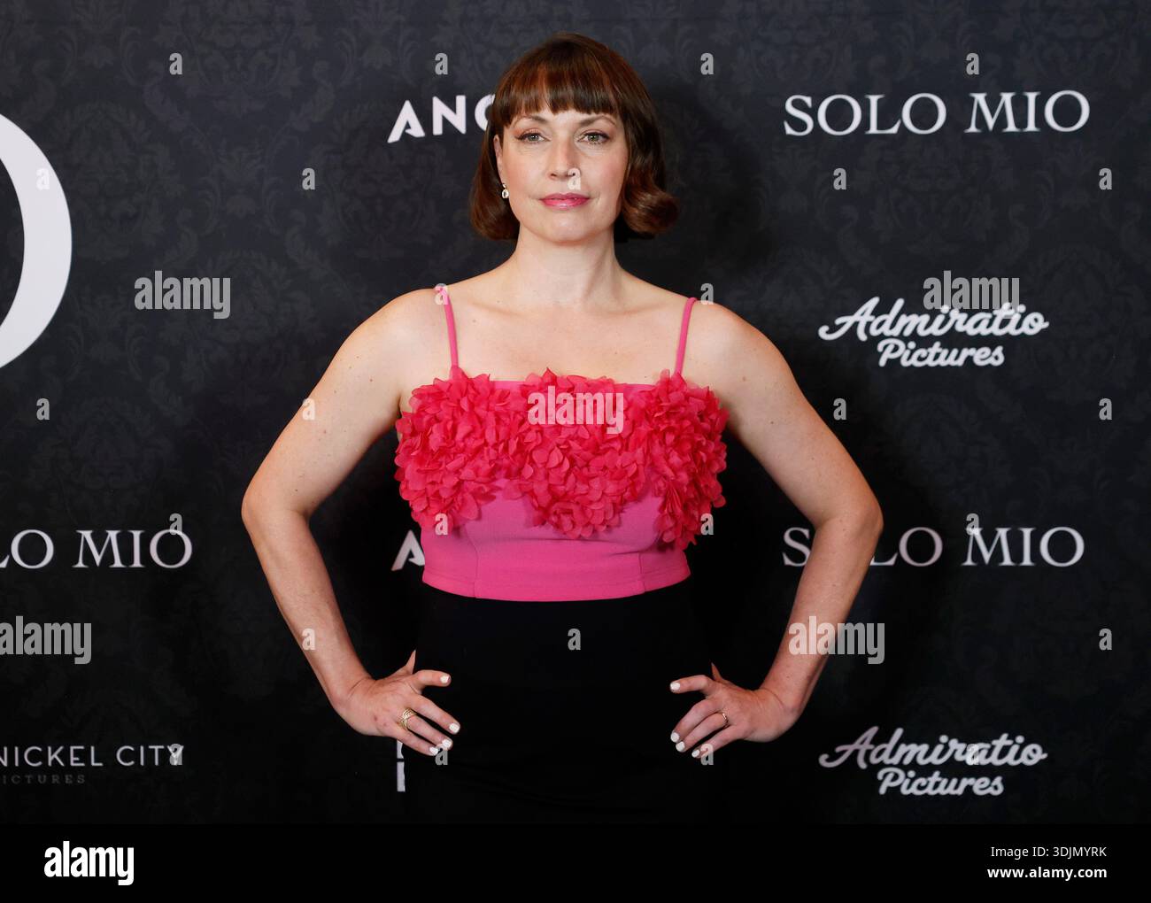Julie Ann Emery arrives on the red carpet at the "Solo Mio" New York ...