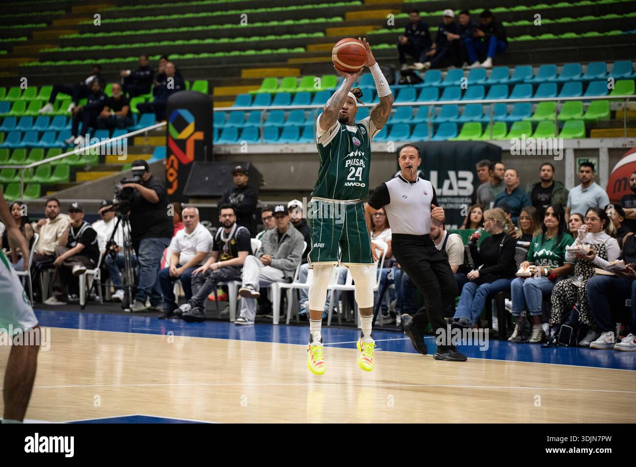 Paisas Basketball Club faces Caimanes del Llano during the group phase ...