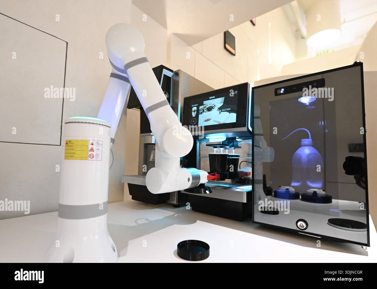 **CHINESE MAINLAND, HONG KONG, MACAU AND TAIWAN OUT**Robot chefs cook ...