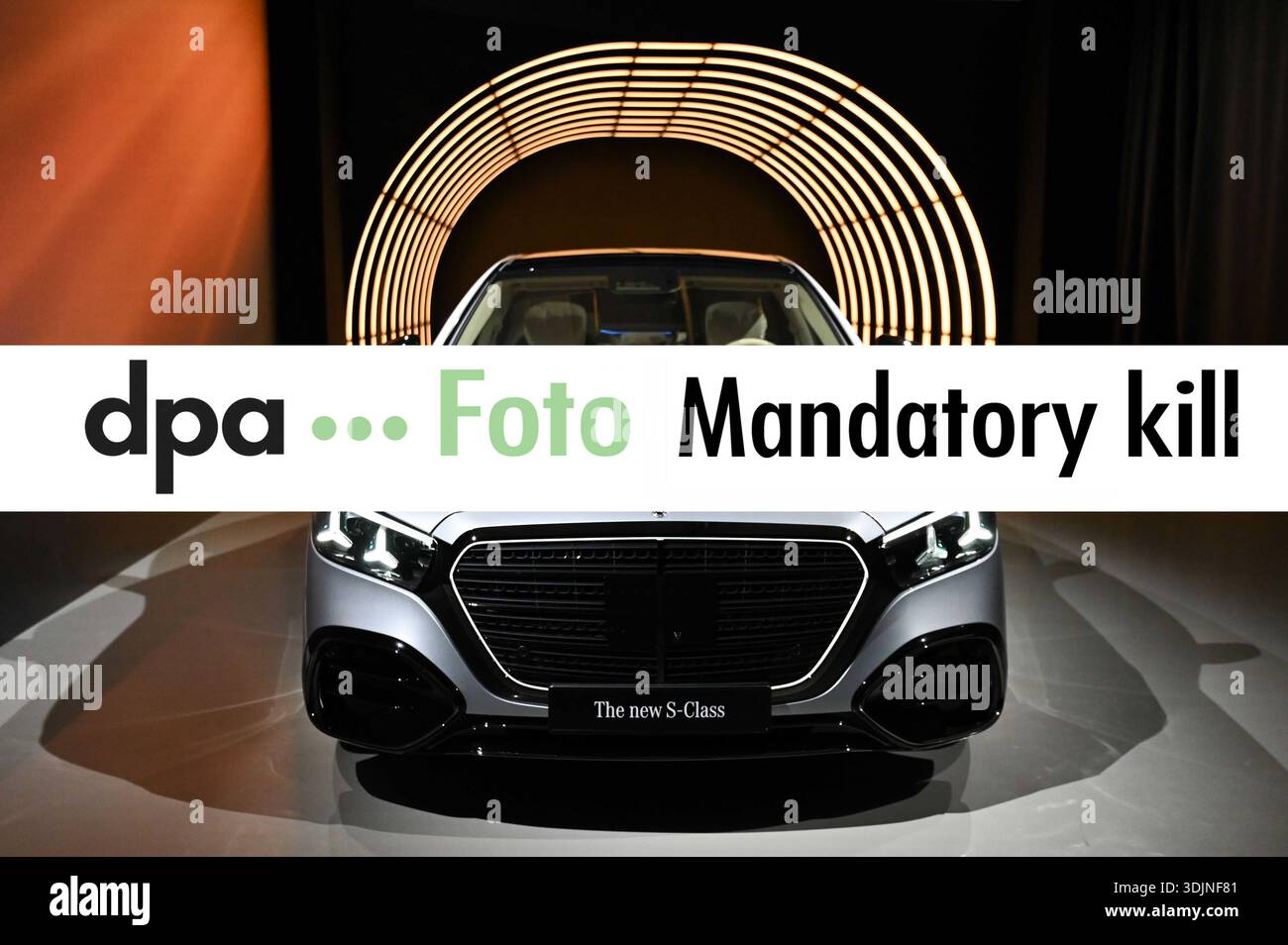 PRODUCTION - 04 December 2025, Baden-Württemberg, Sindelfingen: A car ...