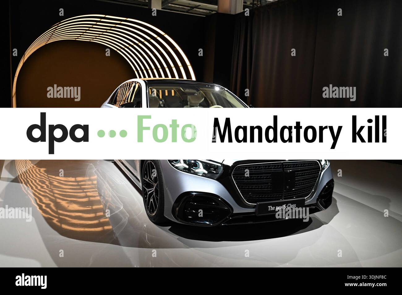 PRODUCTION - 04 December 2025, Baden-Württemberg, Sindelfingen: A car ...