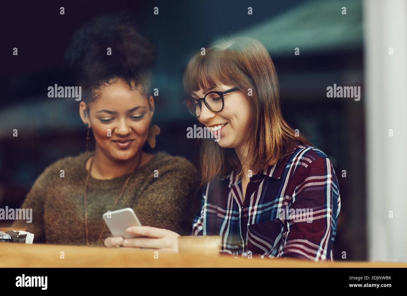 Phone scroll window friends hi-res stock photography and images - Alamy