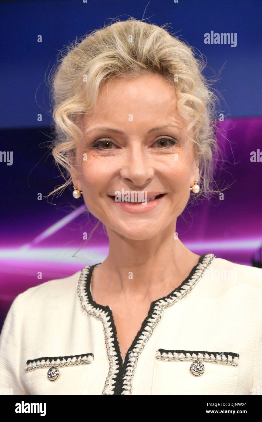 Sandra Navidi in der ARD-Talkshow maischberger im Studio Berlin ...