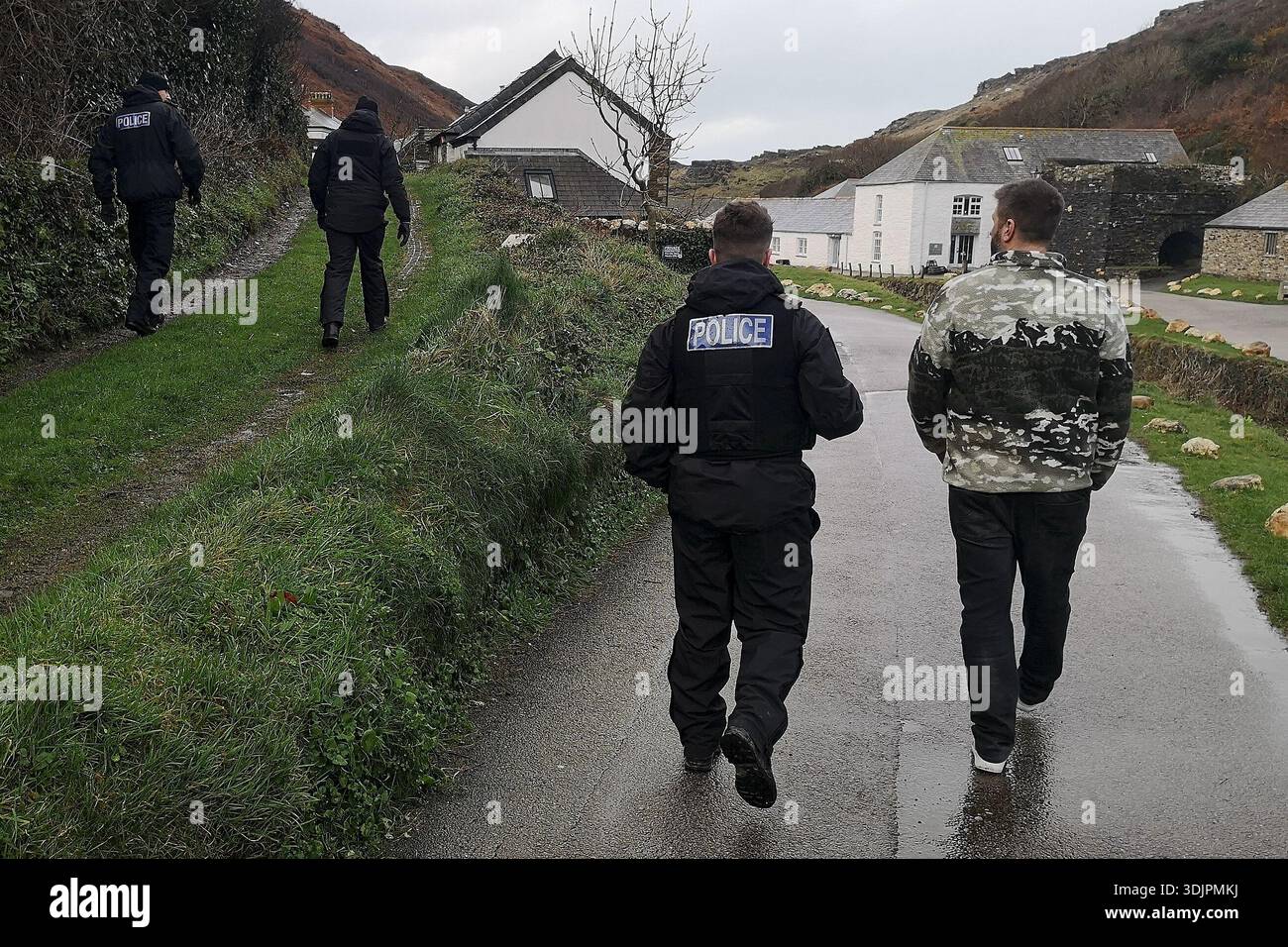 27 January 2026, Great Britain, Boscastle: Police search the village ...