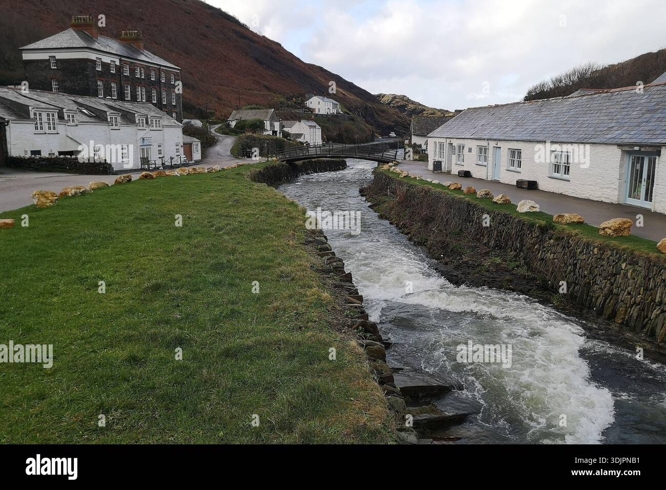 27 January 2026, Great Britain, Boscastle: The River Valency flows ...