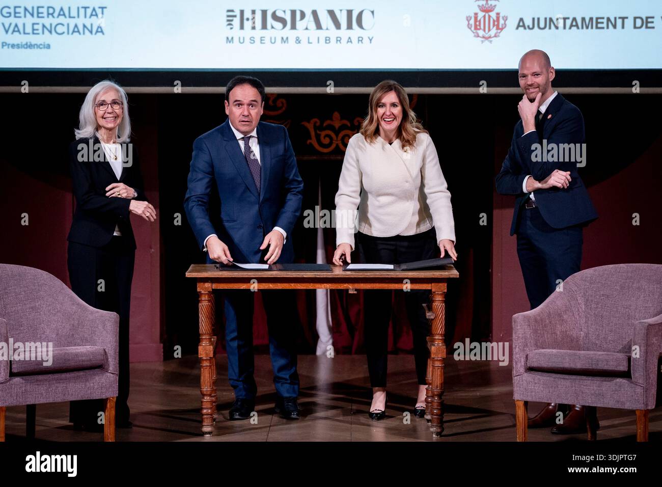 The president of the Generalitat, Juanfran Pérez Llorca (2l), the ...