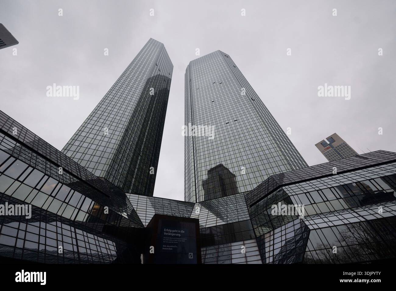 28 January 2026, Hesse, Frankfurt/Main: Deutsche Bank in Frankfurt. A ...