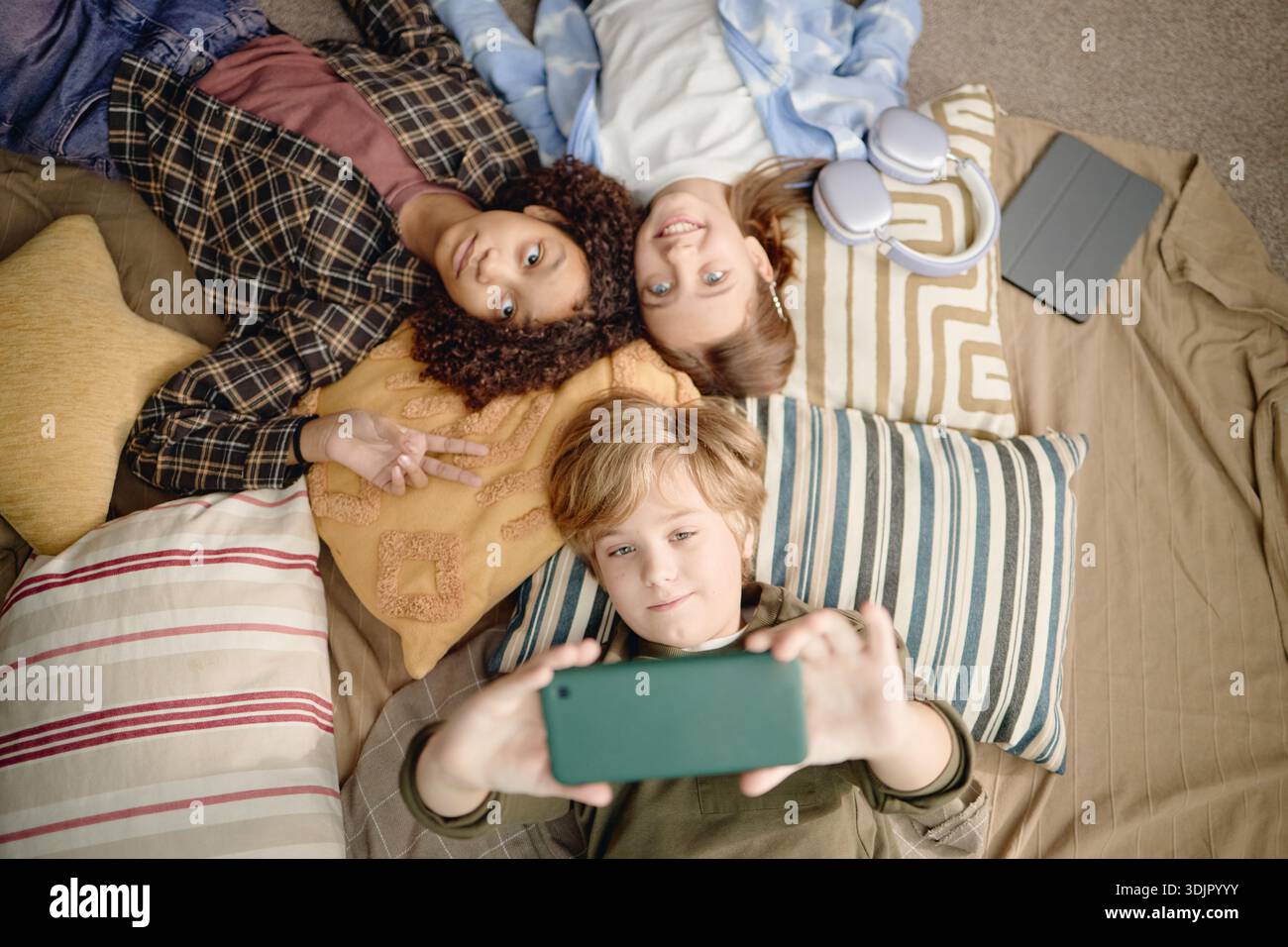 Child group photo hi-res stock photography and images - Alamy