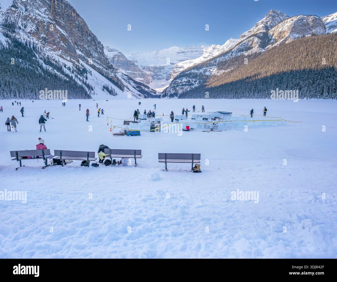 People gather in park hi-res stock photography and images - Alamy