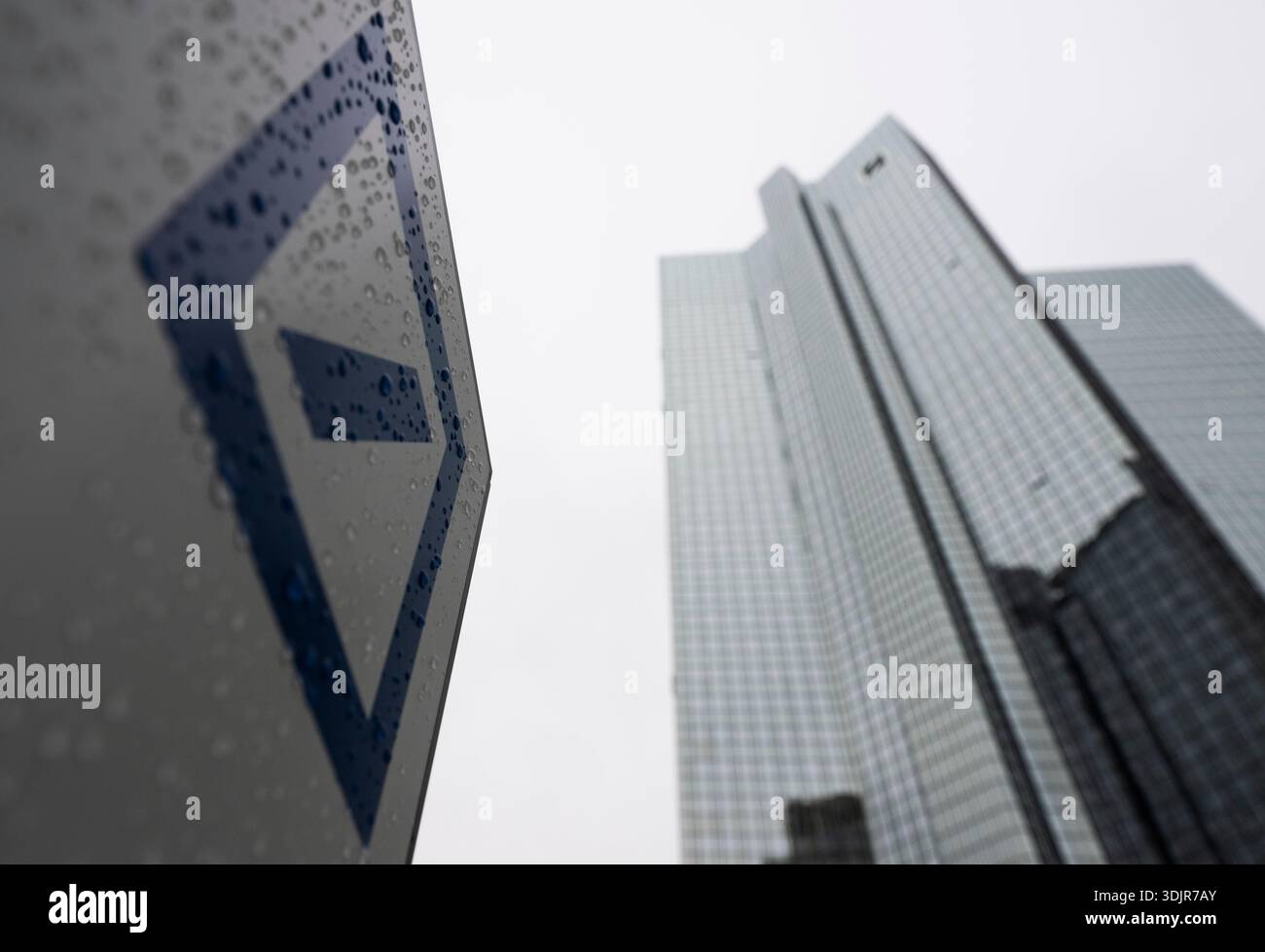 28 January 2026, Hesse, Frankfurt/Main: Deutsche Bank in Frankfurt. A ...