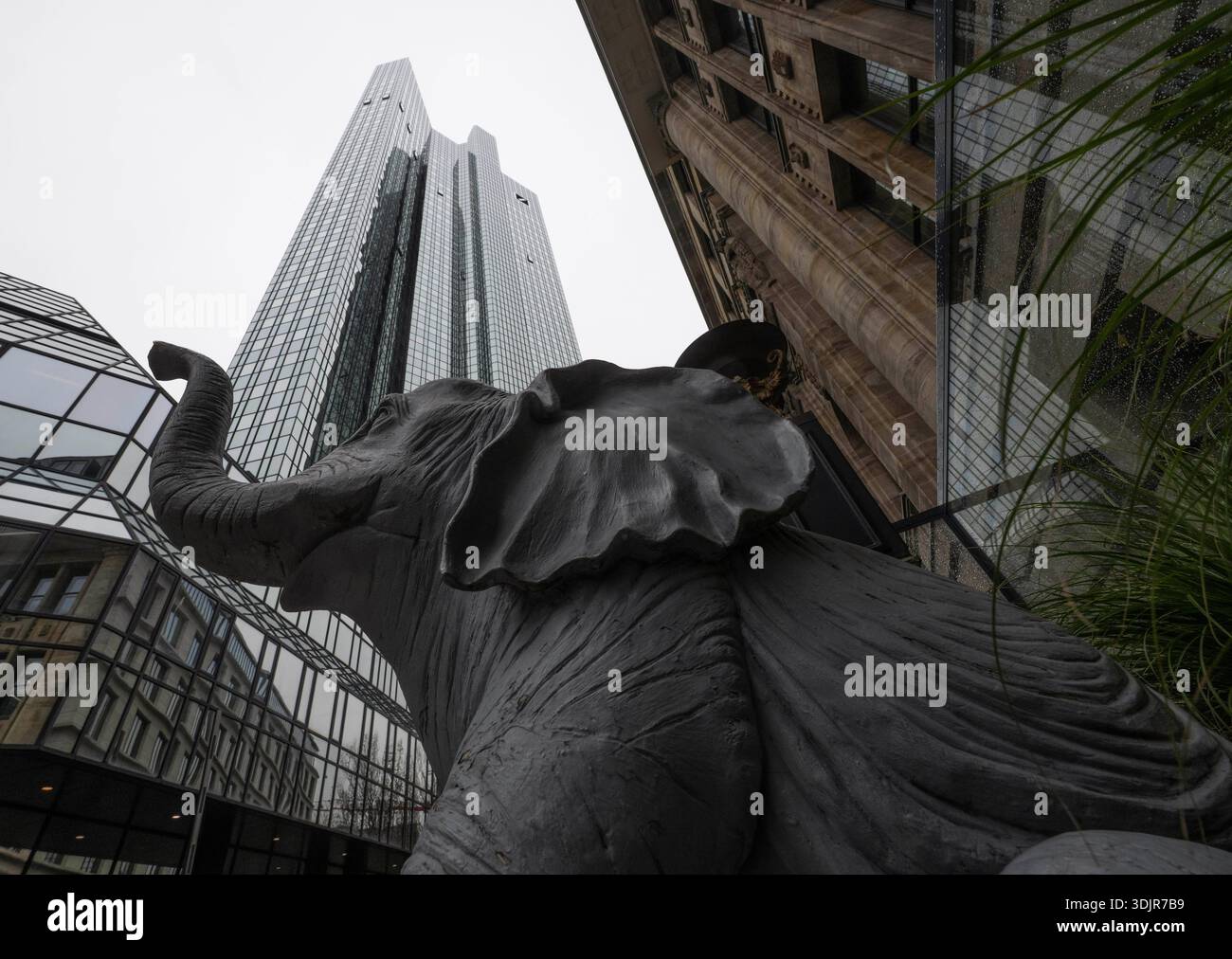 28 January 2026, Hesse, Frankfurt/Main: Deutsche Bank in Frankfurt. A ...