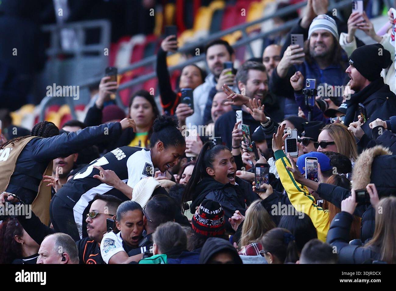 aLondon, England, 28th January 2026. Corinthians players celebrate with ...