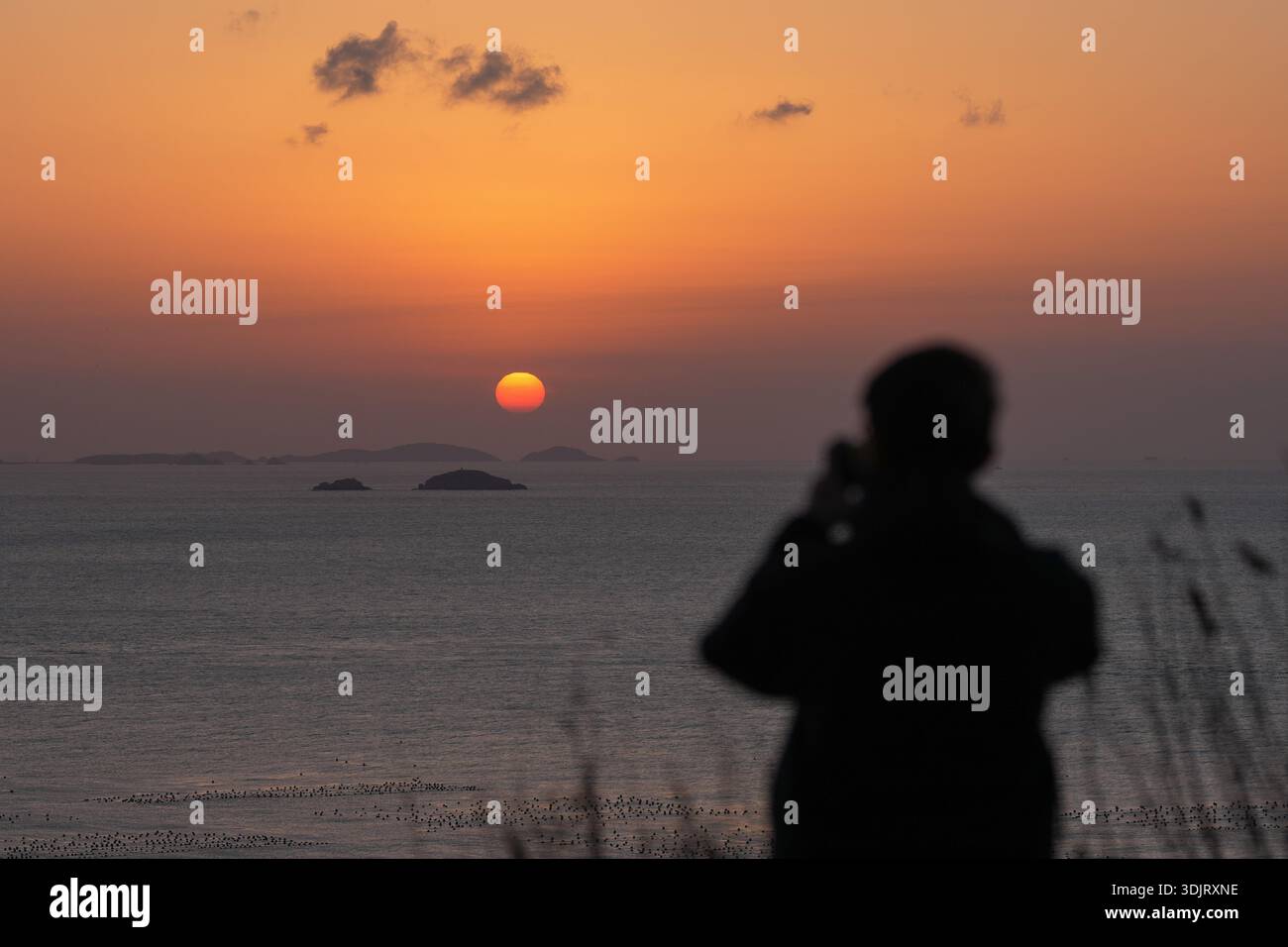 (260128) -- ZHOUSHAN, Jan. 28, 2026 (Xinhua) -- A visitor takes photos ...