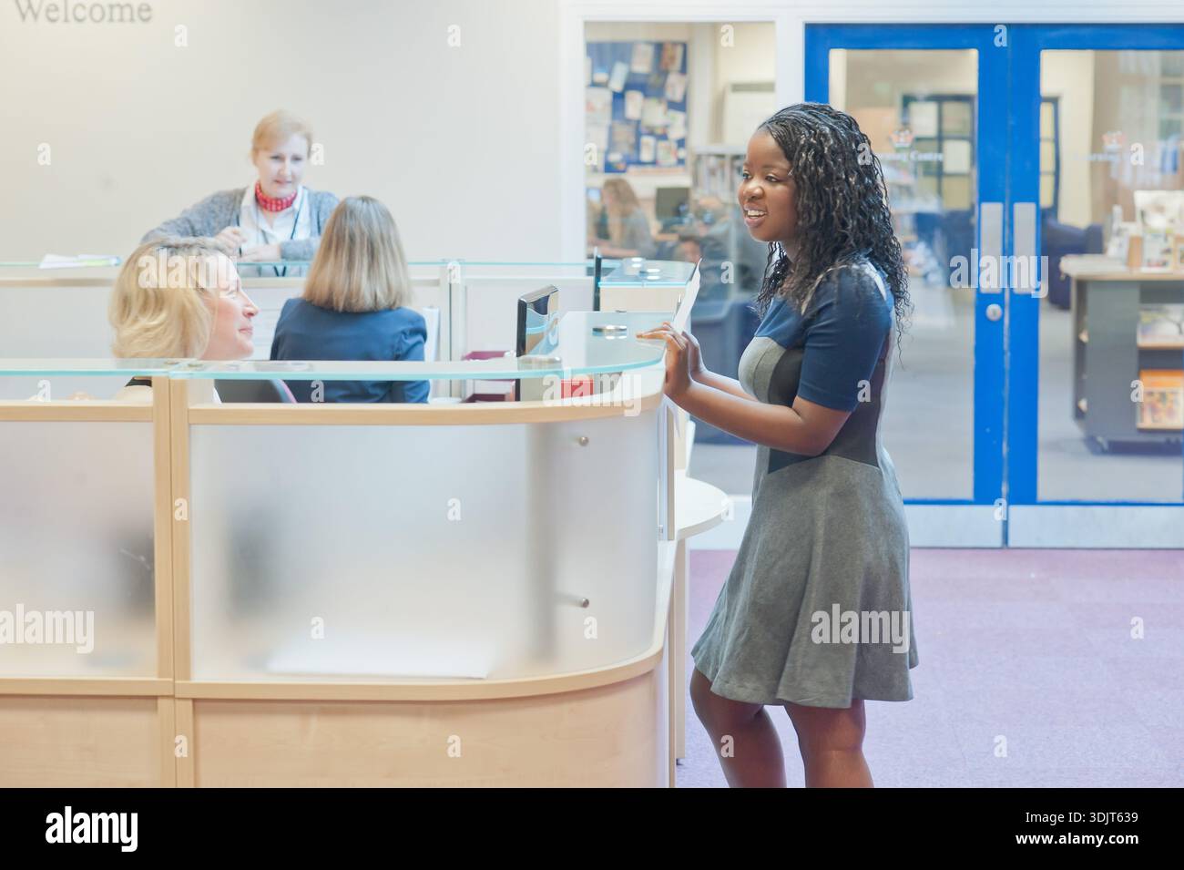 School reception desk receptionist hi-res stock photography and images ...
