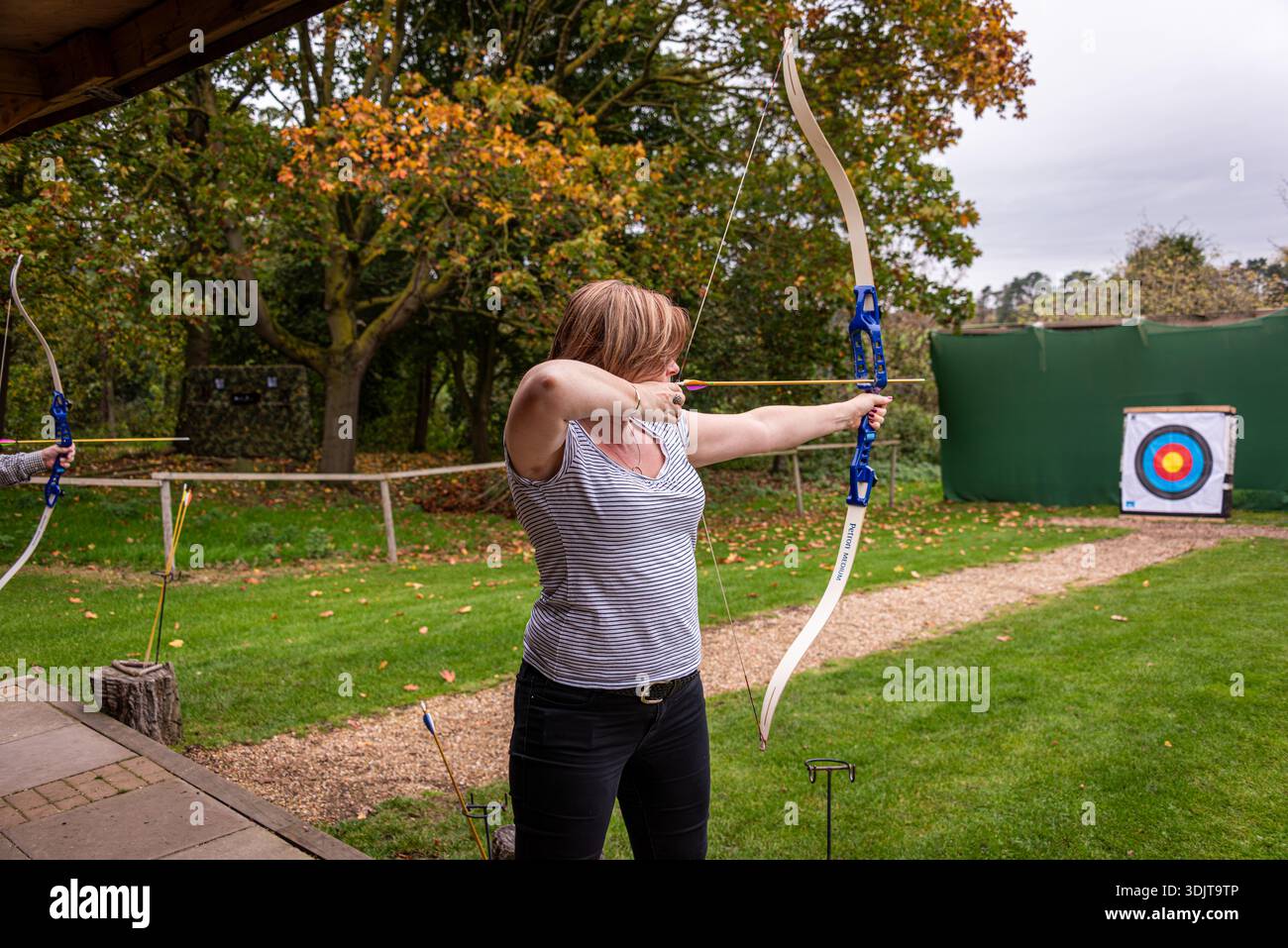 Woman aiming recurve bow hi-res stock photography and images - Alamy