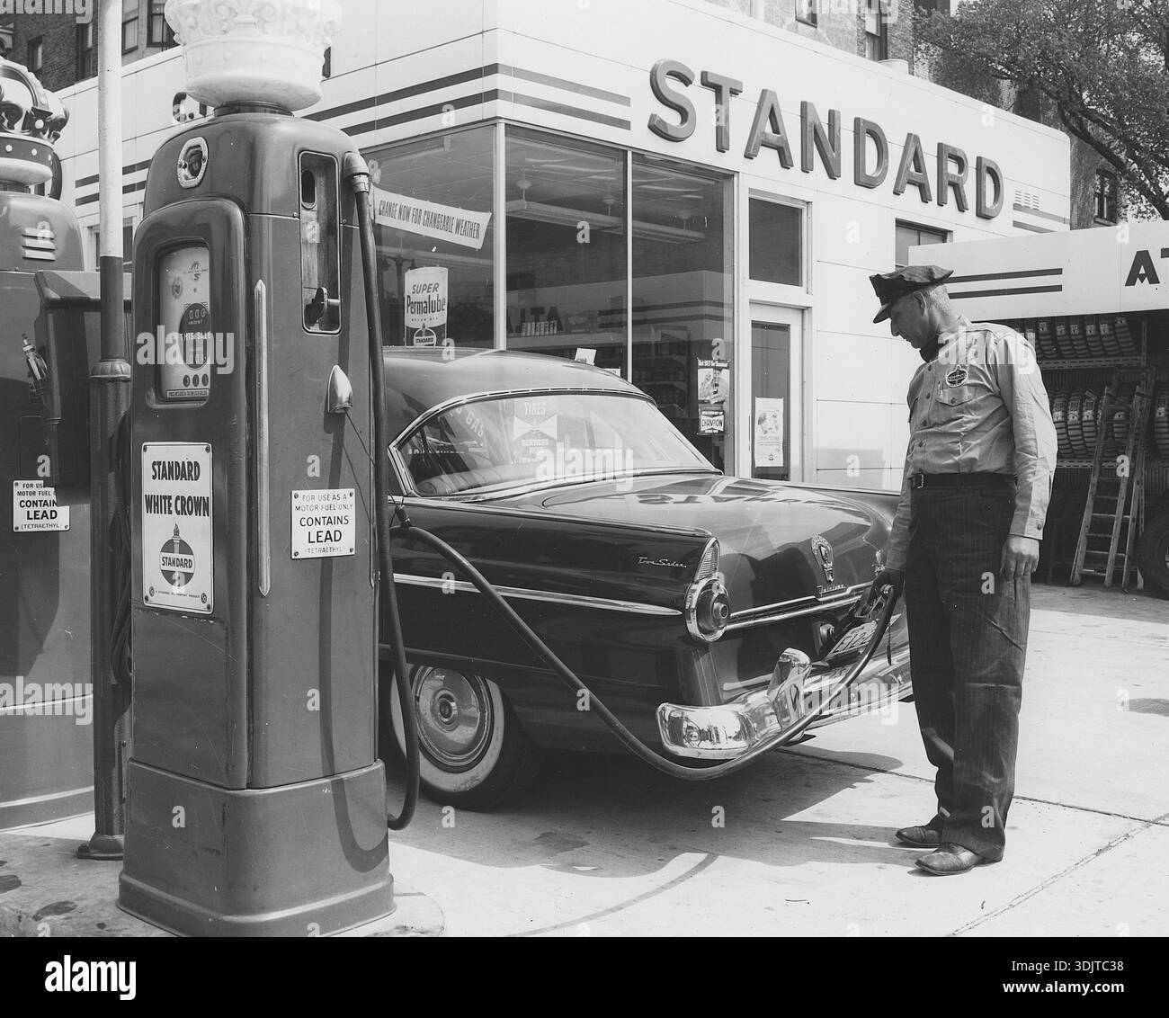 Vintage gas station hi-res stock photography and images - Alamy
