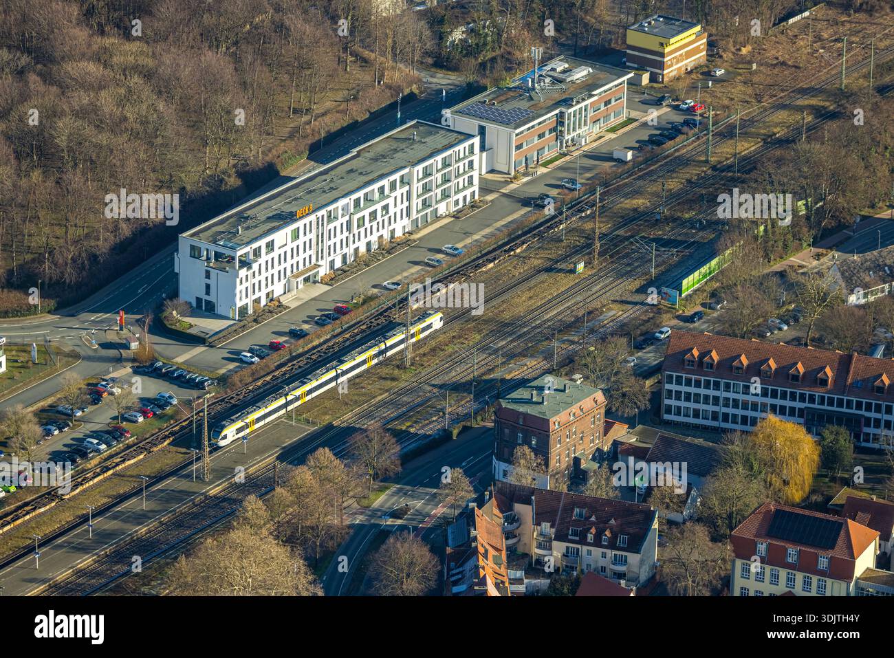 Luftbild, Soest Bahnhof und S-Bahn Zug, Deck 8 Hotel, Soest ...