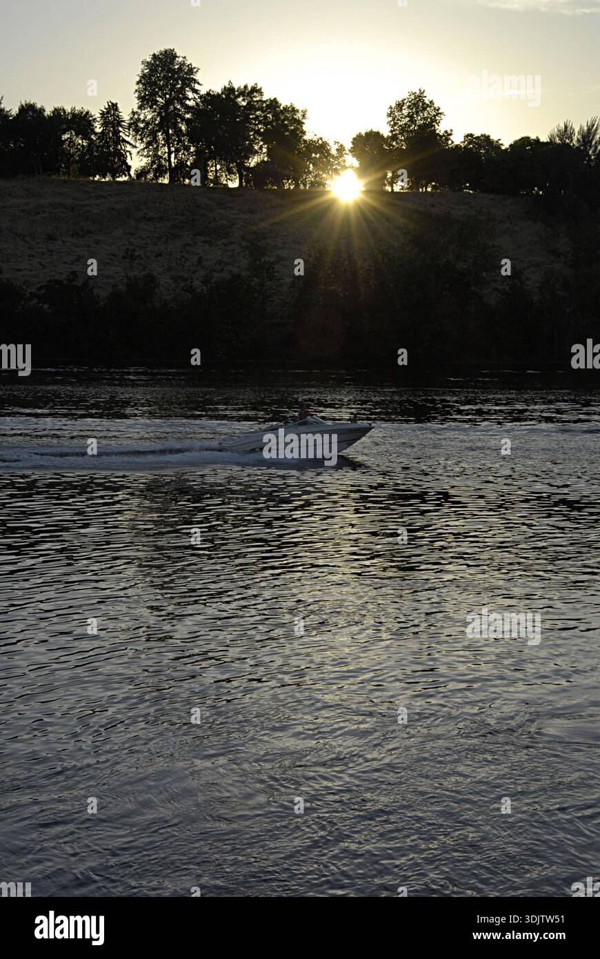 LEWISTON/IDAHO /USA- Life ANDF FISHING AT at Snake river sunset speed ...