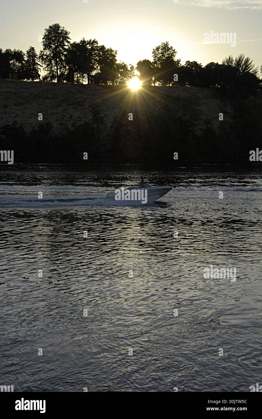 LEWISTON/IDAHO /USA- Life ANDF FISHING AT at Snake river sunset speed ...