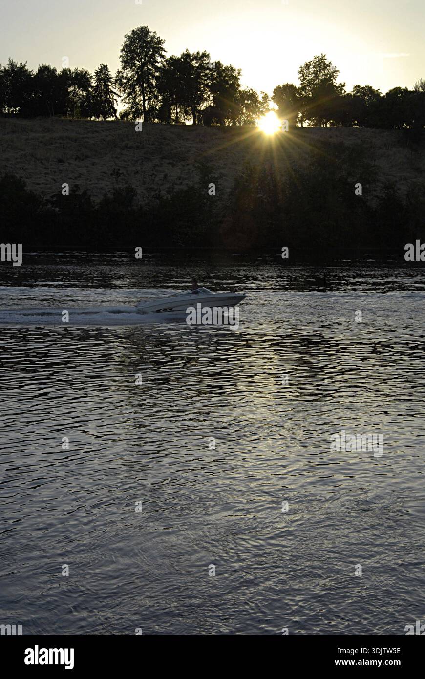 LEWISTON/IDAHO /USA- Life ANDF FISHING AT at Snake river sunset speed ...