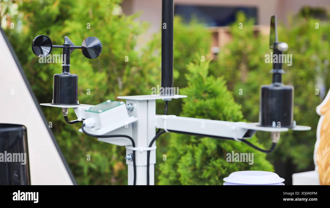 Automated weather reporting station hi-res stock photography and images ...