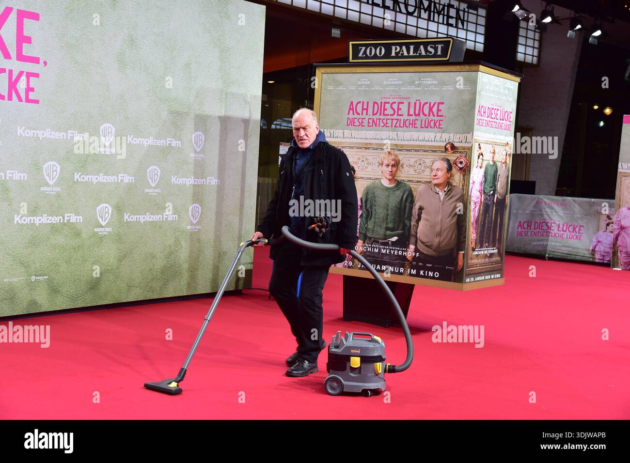 Berlin PREMIERE, ACH DIESE LÜCKE Ein Sicherheitsmann saugt zur Premiere ...