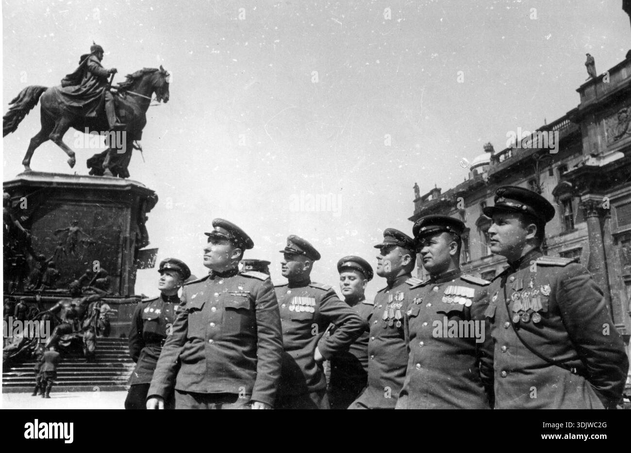 Soviet soldiers look at Berlin, June 1945 Stock Photo - Alamy