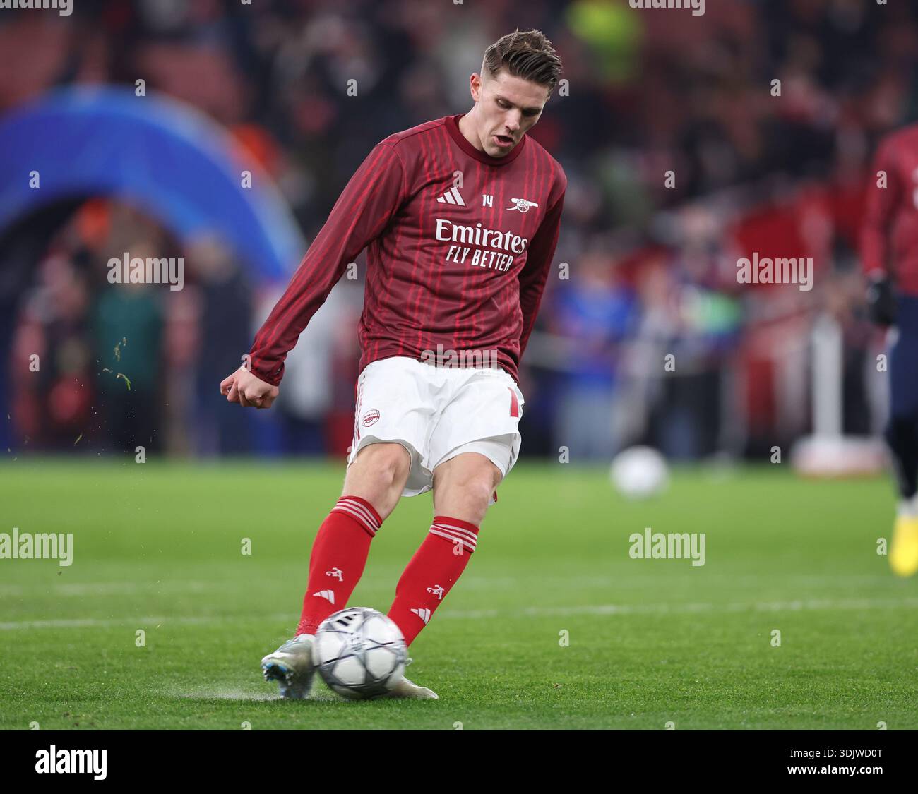London, England, 28th January 2026. Viktor Gyokeres of Arsenal warm up ...
