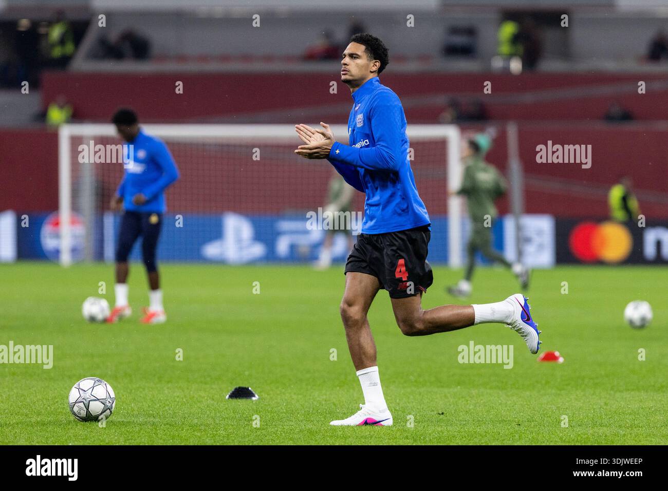 Jarell Quansah (Bayer 04 Leverkusen, 4) warming up. UEFA Champions ...