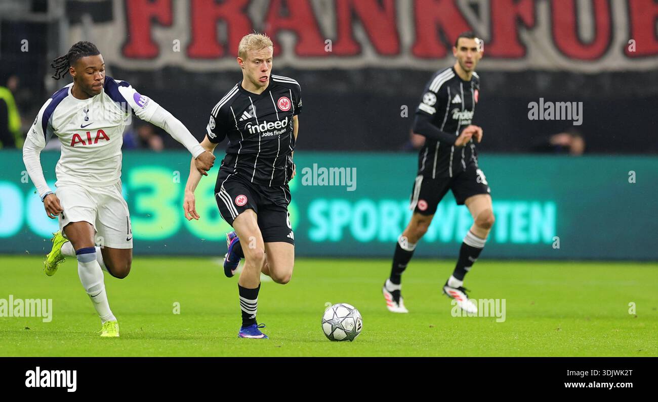 l. to r. Destiny Udogie, Oscar Hoejlund (Frankfurt) Frankfurt, January ...